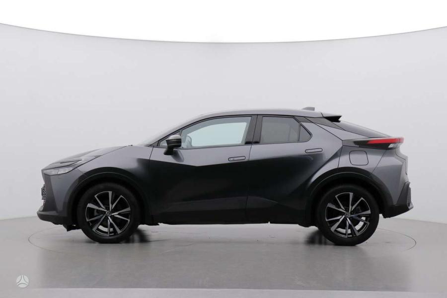 Grey Toyota C-HR 2025 in Vilnius, with an engine capacity of 1.80 L and mileage of 31 thousand km for 31990 €, photo 5 on AUTOMOTO.COM.LV