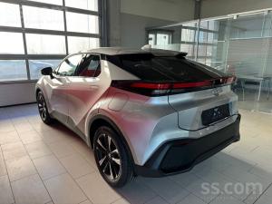 Серый Тойота C-HR 2025 в Рига, объемом двигателя 1.80 л и пробегом 6 тыс. км за 29850 €, фото 4 на AUTOMOTO.COM.LV