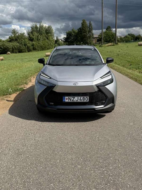 Pelēks Toyota C-HR 2025 Kauņa, ar dzinēja tilpumu 1.80 L un nobraukumu 12 tūkst. km par 24499 €, foto 1 vietnē AUTOMOTO.COM.LV