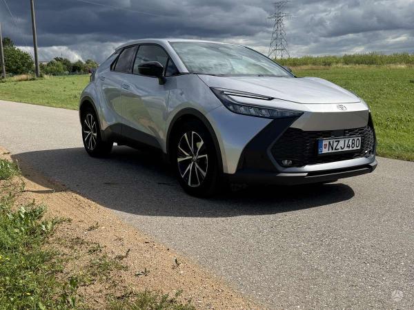 Pelēks Toyota C-HR 2025 Kauņa, ar dzinēja tilpumu 1.80 L un nobraukumu 12 tūkst. km par 24499 €, foto 2 vietnē AUTOMOTO.COM.LV