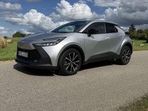 Grey Toyota C-HR 2025 in Kaunas, with an engine capacity of 1.80 L and mileage of 12 thousand km for 24499 €, photo 4 on AUTOMOTO.COM.LV