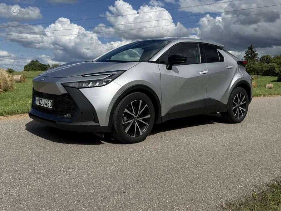 Grey Toyota C-HR 2025 in Kaunas, with an engine capacity of 1.80 L and mileage of 12 thousand km for 24499 €, photo 4 on AUTOMOTO.COM.LV