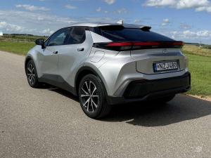 Grey Toyota C-HR 2025 in Kaunas, with an engine capacity of 1.80 L and mileage of 12 thousand km for 24499 €, photo 5 on AUTOMOTO.COM.LV