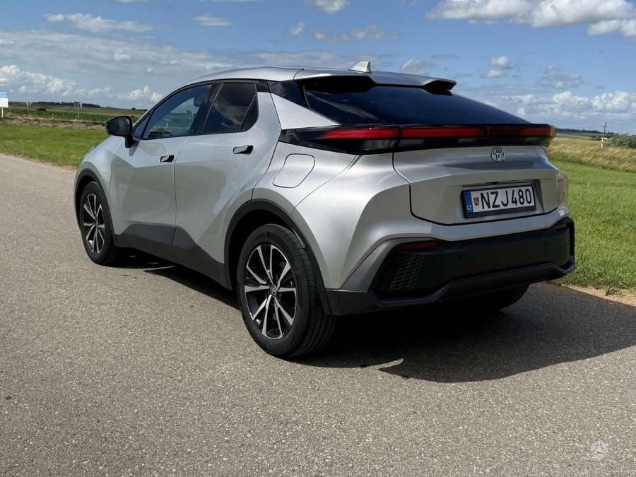 Grey Toyota C-HR 2025 in Kaunas, with an engine capacity of 1.80 L and mileage of 12 thousand km for 24499 €, photo 5 on AUTOMOTO.COM.LV