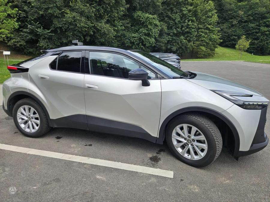 Pelēks Toyota C-HR 2025 Kauņa, ar dzinēja tilpumu 2.00 L un nobraukumu 5 tūkst. km par 33000 €, foto 8 vietnē AUTOMOTO.COM.LV