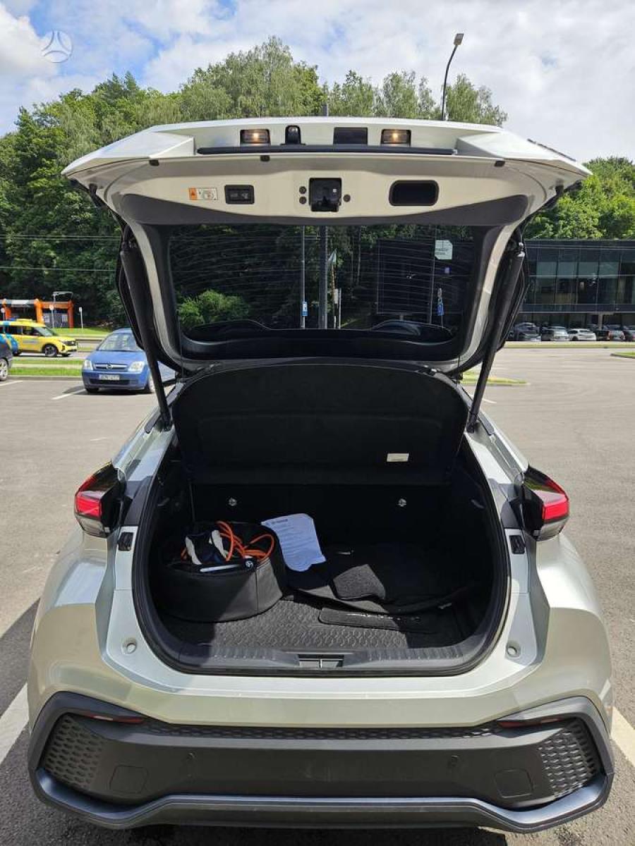 Pelēks Toyota C-HR 2025 Kauņa, ar dzinēja tilpumu 2.00 L un nobraukumu 5 tūkst. km par 33000 €, foto 18 vietnē AUTOMOTO.COM.LV