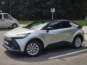 Pelēks Toyota C-HR 2025 Kauņa, ar dzinēja tilpumu 2.00 L un nobraukumu 5 tūkst. km par 33000 €, foto 24 vietnē AUTOMOTO.COM.LV