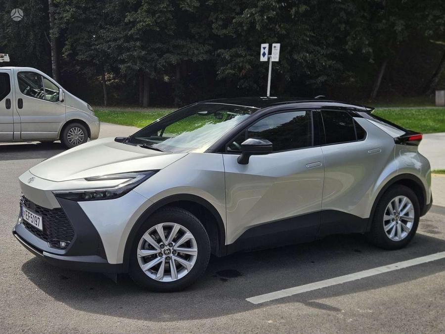 Pelēks Toyota C-HR 2025 Kauņa, ar dzinēja tilpumu 2.00 L un nobraukumu 5 tūkst. km par 33000 €, foto 24 vietnē AUTOMOTO.COM.LV