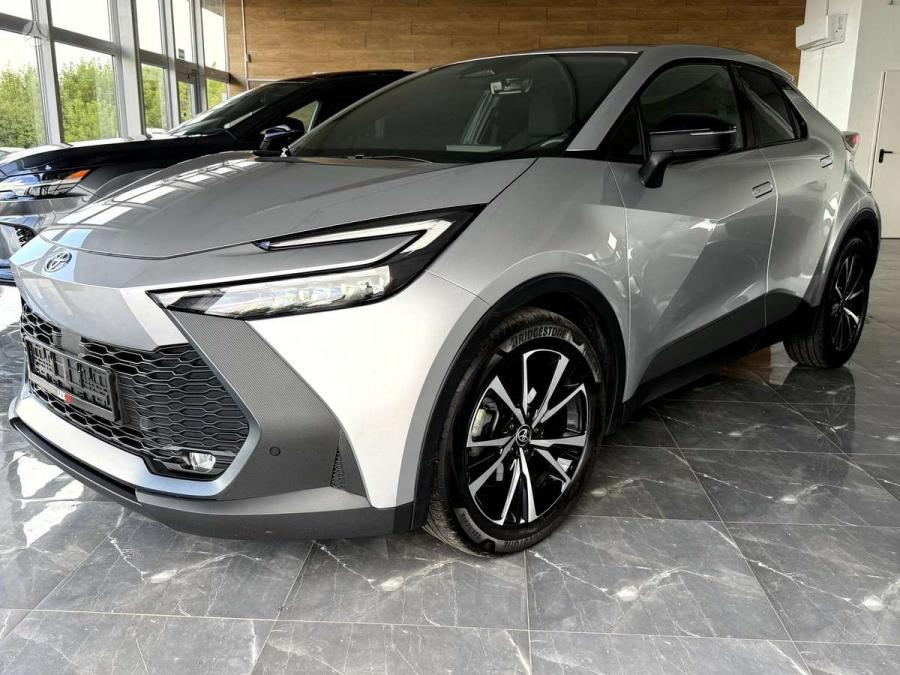 Pelēks Toyota C-HR 2025 Panevēža, ar dzinēja tilpumu 1.80 L un nobraukumu 74 tūkst. km par 27400 €, foto 1 vietnē AUTOMOTO.COM.LV