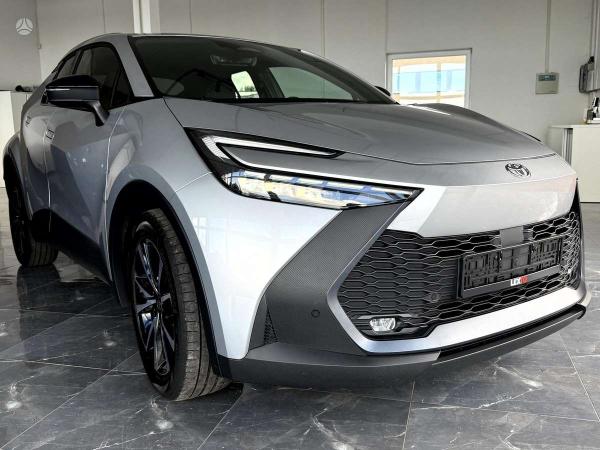 Pelēks Toyota C-HR 2025 Panevēža, ar dzinēja tilpumu 1.80 L un nobraukumu 74 tūkst. km par 27400 €, foto 2 vietnē AUTOMOTO.COM.LV
