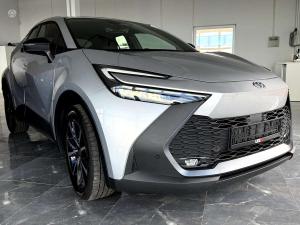 Pelēks Toyota C-HR 2025 Panevēža, ar dzinēja tilpumu 1.80 L un nobraukumu 74 tūkst. km par 27400 €, foto 3 vietnē AUTOMOTO.COM.LV