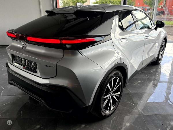 Pelēks Toyota C-HR 2025 Panevēža, ar dzinēja tilpumu 1.80 L un nobraukumu 74 tūkst. km par 27400 €, foto 3 vietnē AUTOMOTO.COM.LV