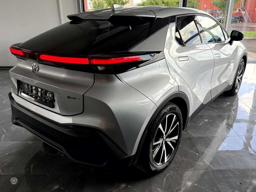 Pelēks Toyota C-HR 2025 Panevēža, ar dzinēja tilpumu 1.80 L un nobraukumu 74 tūkst. km par 27400 €, foto 4 vietnē AUTOMOTO.COM.LV
