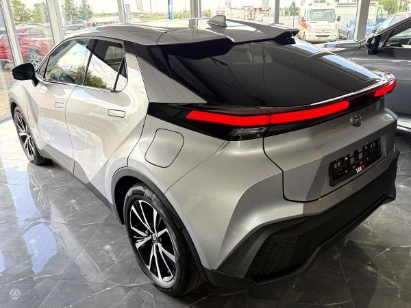 Pelēks Toyota C-HR 2025 Panevēža, ar dzinēja tilpumu 1.80 L un nobraukumu 74 tūkst. km par 27400 €, foto 4 vietnē AUTOMOTO.COM.LV