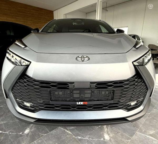 Pelēks Toyota C-HR 2025 Panevēža, ar dzinēja tilpumu 1.80 L un nobraukumu 74 tūkst. km par 27400 €, foto 5 vietnē AUTOMOTO.COM.LV