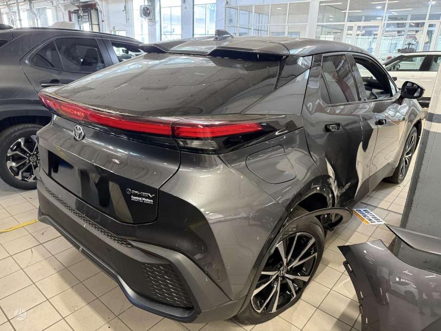 Grey Toyota C-HR 2025 in Siauliai, with an engine capacity of 1.99 L and mileage of 3 thousand km for 22700 €, photo 5 on AUTOMOTO.COM.LV