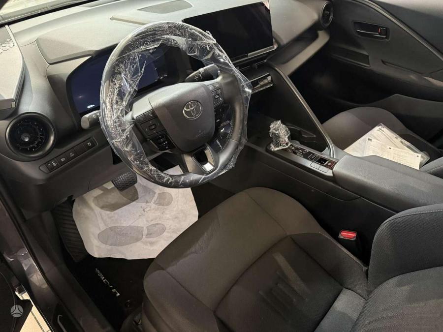 Grey Toyota C-HR 2025 in Siauliai, with an engine capacity of 1.99 L and mileage of 3 thousand km for 22700 €, photo 10 on AUTOMOTO.COM.LV