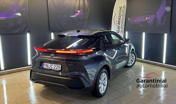 Серый Тойота C-HR 2025 в Вильнюс, объемом двигателя 1.80 л и пробегом 35 тыс. км за 26500 €, фото 2 на AUTOMOTO.COM.LV