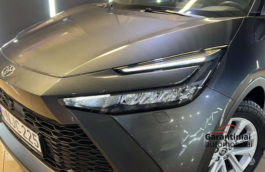 Grey Toyota C-HR 2025 in Vilnius, with an engine capacity of 1.80 L and mileage of 35 thousand km for 26500 €, photo 4 on AUTOMOTO.COM.LV