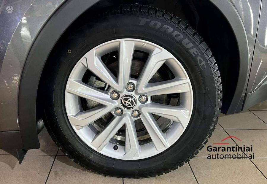 Grey Toyota C-HR 2025 in Vilnius, with an engine capacity of 1.80 L and mileage of 35 thousand km for 26500 €, photo 5 on AUTOMOTO.COM.LV