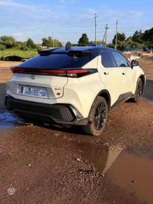 Pelēks Toyota C-HR 2025 Kauņa, ar dzinēja tilpumu 1.99 L un nobraukumu 13 tūkst. km par 23900 €, foto  vietnē AUTOMOTO.COM.LV