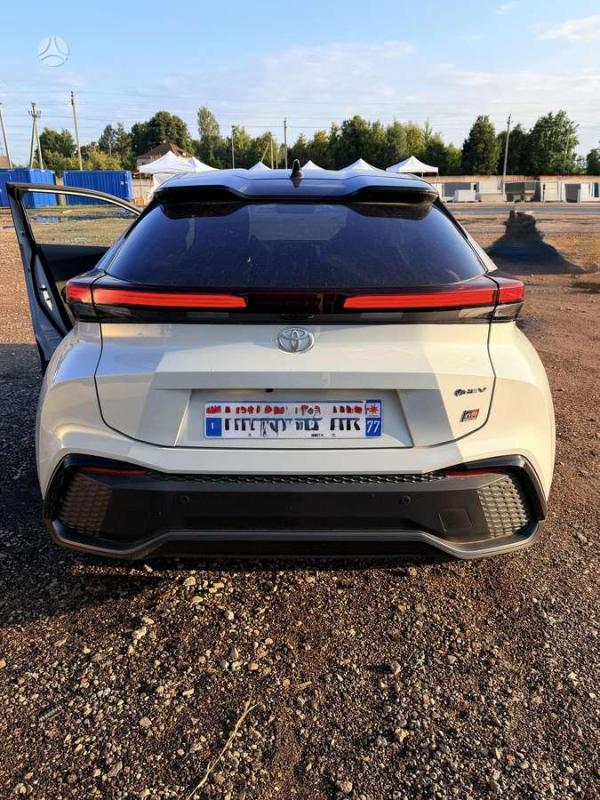 Pelēks Toyota C-HR 2025 Kauņa, ar dzinēja tilpumu 1.99 L un nobraukumu 13 tūkst. km par 23900 €, foto 3 vietnē AUTOMOTO.COM.LV