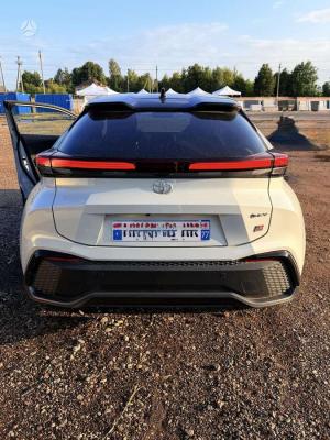 Pelēks Toyota C-HR 2025 Kauņa, ar dzinēja tilpumu 1.99 L un nobraukumu 13 tūkst. km par 23900 €, foto 3 vietnē AUTOMOTO.COM.LV