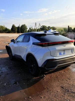 Pelēks Toyota C-HR 2025 Kauņa, ar dzinēja tilpumu 1.99 L un nobraukumu 13 tūkst. km par 23900 €, foto 4 vietnē AUTOMOTO.COM.LV