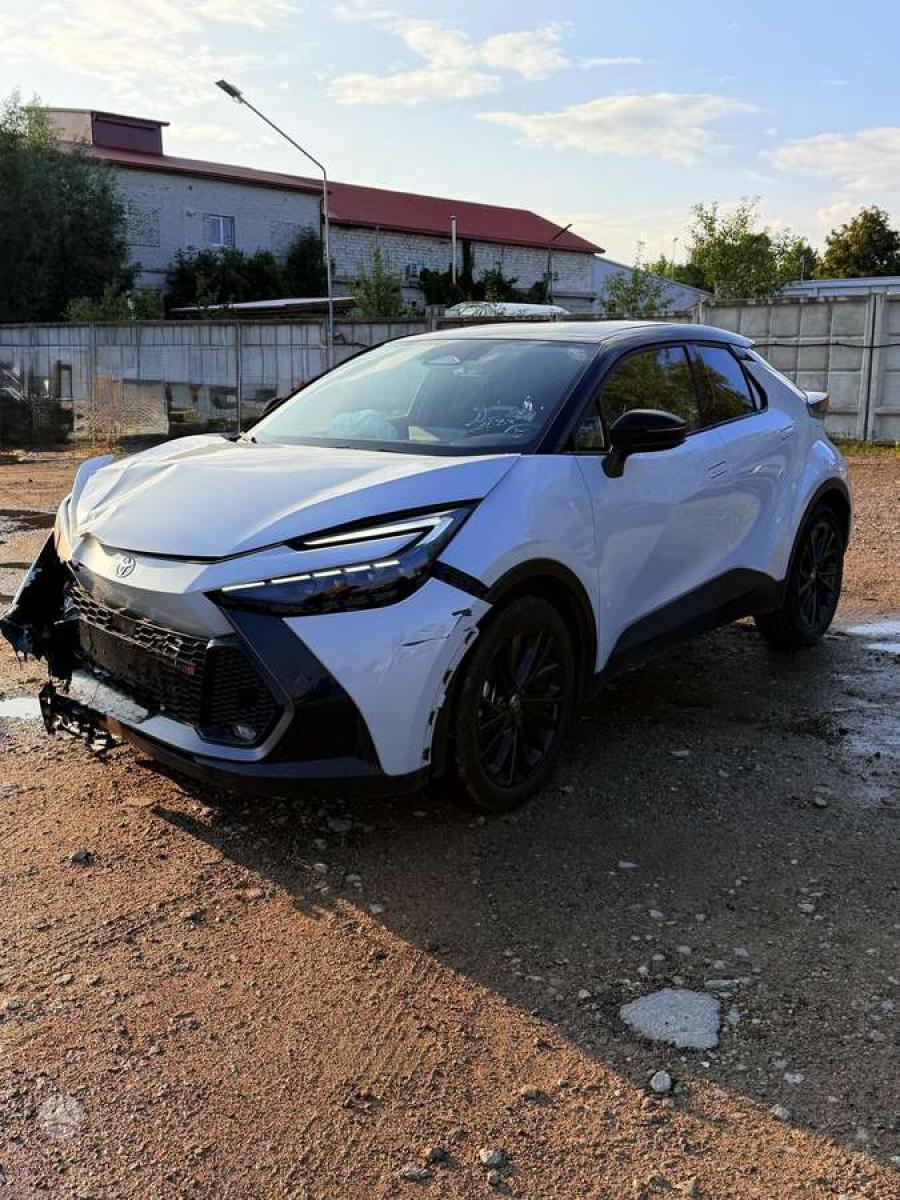 Pelēks Toyota C-HR 2025 Kauņa, ar dzinēja tilpumu 1.99 L un nobraukumu 13 tūkst. km par 23900 €, foto 5 vietnē AUTOMOTO.COM.LV