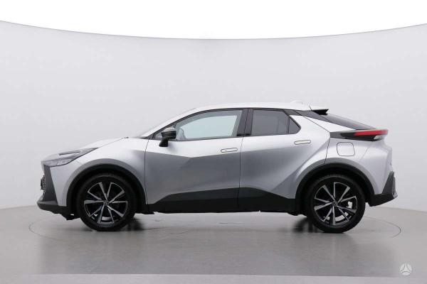 Toyota C-HR 2025 in Vilnius on AUTOMOTO.COM.LV Grey Toyota C-HR 2025 in Vilnius, with an engine capacity of 1.80 L and mileage of 32 thousand km for 31990 €, photo 4 on AUTOMOTO.COM.LV