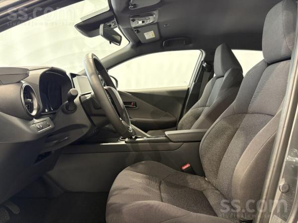 Тойота C-HR 2025 в Вентспилс на AUTOMOTO.COM.LV Серый Тойота C-HR 2025 в Вентспилс, объемом двигателя 1.80 л и пробегом 4 тыс. км за 19600 €, фото 6 на AUTOMOTO.COM.LV