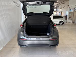 Серый Тойота C-HR 2025 в Вентспилс, объемом двигателя 1.80 л и пробегом 4 тыс. км за 27490 €, фото 24 на AUTOMOTO.COM.LV