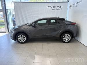 Серый Тойота C-HR 2025 в Вентспилс, объемом двигателя 1.80 л и пробегом 4 тыс. км за 27490 €, фото 3 на AUTOMOTO.COM.LV