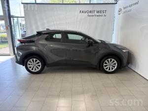 Серый Тойота C-HR 2025 в Вентспилс, объемом двигателя 1.80 л и пробегом 4 тыс. км за 27490 €, фото 4 на AUTOMOTO.COM.LV