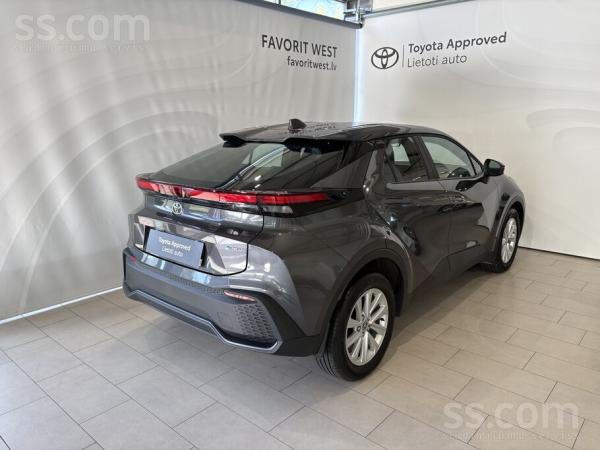 Тойота C-HR 2025 в Вентспилс на AUTOMOTO.COM.LV Серый Тойота C-HR 2025 в Вентспилс, объемом двигателя 1.80 л и пробегом 4 тыс. км за 19600 €, фото 5 на AUTOMOTO.COM.LV