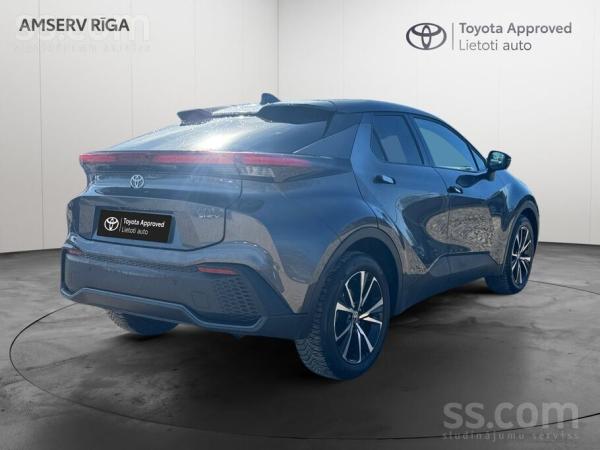 Pelēks Toyota C-HR 2025 Rīga, ar dzinēja tilpumu 1.80 L un nobraukumu 32 tūkst. km par 27900 €, foto 3 vietnē AUTOMOTO.COM.LV