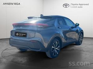 Pelēks Toyota C-HR 2025 Rīga, ar dzinēja tilpumu 1.80 L un nobraukumu 32 tūkst. km par 27900 €, foto 3 vietnē AUTOMOTO.COM.LV
