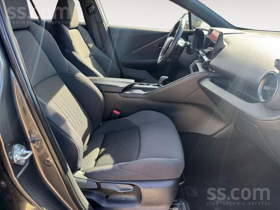 Pelēks Toyota C-HR 2025 Rīga, ar dzinēja tilpumu 1.80 L un nobraukumu 32 tūkst. km par 27900 €, foto 7 vietnē AUTOMOTO.COM.LV