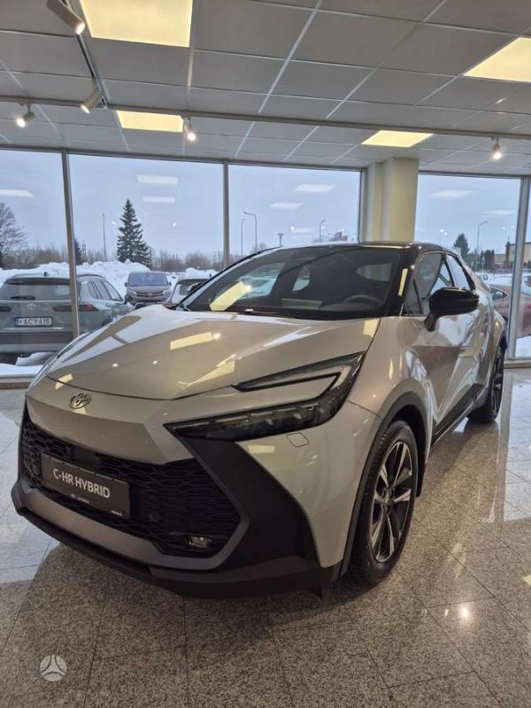Pelēks Toyota C-HR 2026 Klaipėda, ar dzinēja tilpumu 1.80 L un nobraukumu 5 tūkst. km par 37555 €, foto 1 vietnē AUTOMOTO.COM.LV
