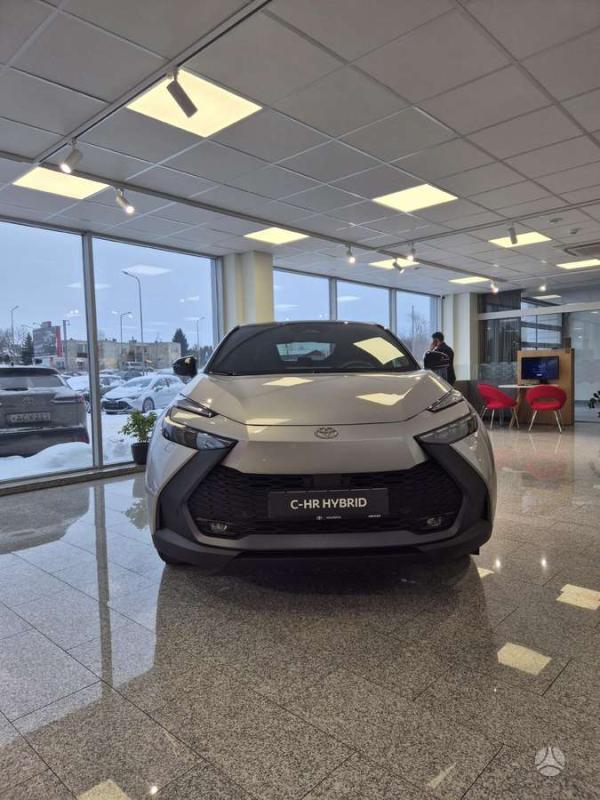 Pelēks Toyota C-HR 2026 Klaipėda, ar dzinēja tilpumu 1.80 L un nobraukumu 5 tūkst. km par 37555 €, foto 3 vietnē AUTOMOTO.COM.LV