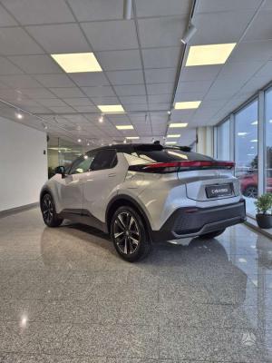 Серый Тойота C-HR 2026 в Клайпеда, объемом двигателя 1.80 л и пробегом 5 тыс. км за 37555 €, фото 4 на AUTOMOTO.COM.LV