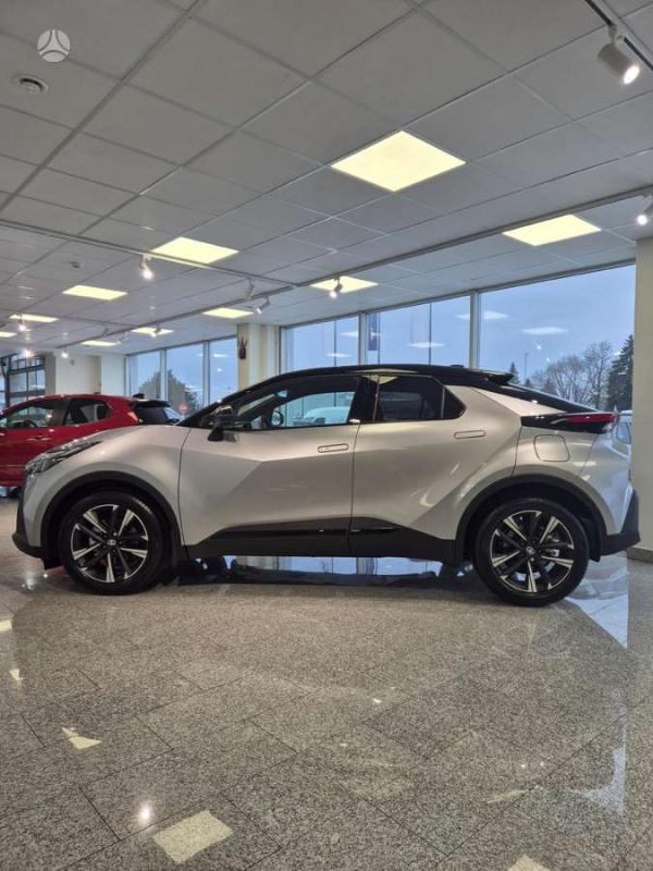 Pelēks Toyota C-HR 2026 Klaipėda, ar dzinēja tilpumu 1.80 L un nobraukumu 5 tūkst. km par 37555 €, foto 5 vietnē AUTOMOTO.COM.LV