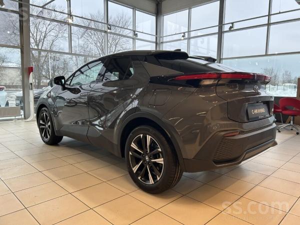 Серый Тойота C-HR 2026 в Вентспилс, объемом двигателя 1.80 л и пробегом 10 тыс. км за 34580 €, фото 2 на AUTOMOTO.COM.LV