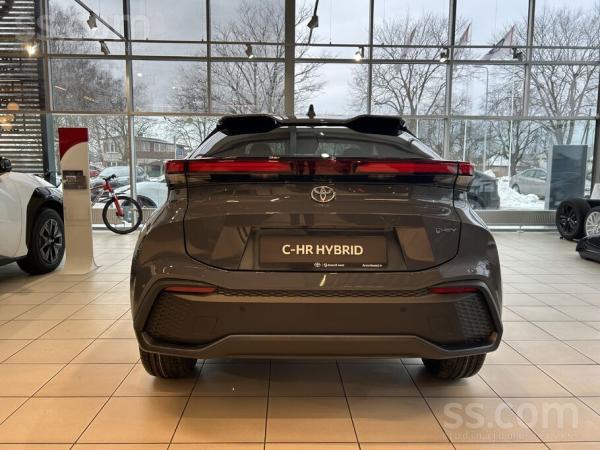 Серый Тойота C-HR 2026 в Вентспилс, объемом двигателя 1.80 л и пробегом 10 тыс. км за 34580 €, фото 3 на AUTOMOTO.COM.LV