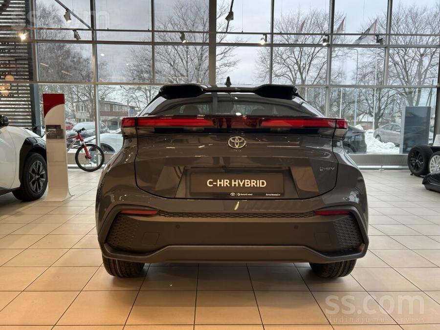 Pelēks Toyota C-HR 2026 Ventspils, ar dzinēja tilpumu 1.80 L un nobraukumu 10 tūkst. km par 34580 €, foto 4 vietnē AUTOMOTO.COM.LV