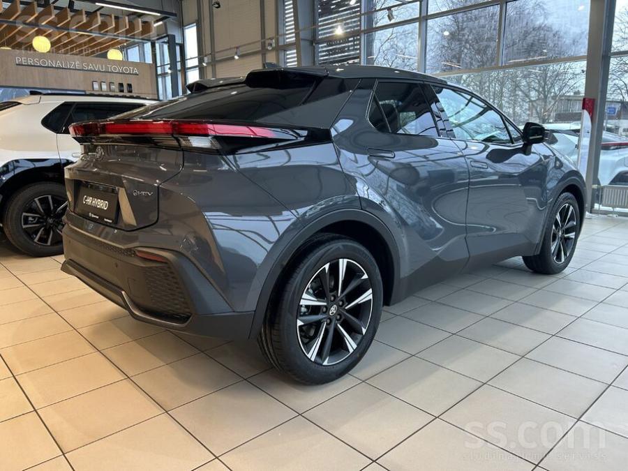 Pelēks Toyota C-HR 2026 Ventspils, ar dzinēja tilpumu 1.80 L un nobraukumu 10 tūkst. km par 34580 €, foto 5 vietnē AUTOMOTO.COM.LV