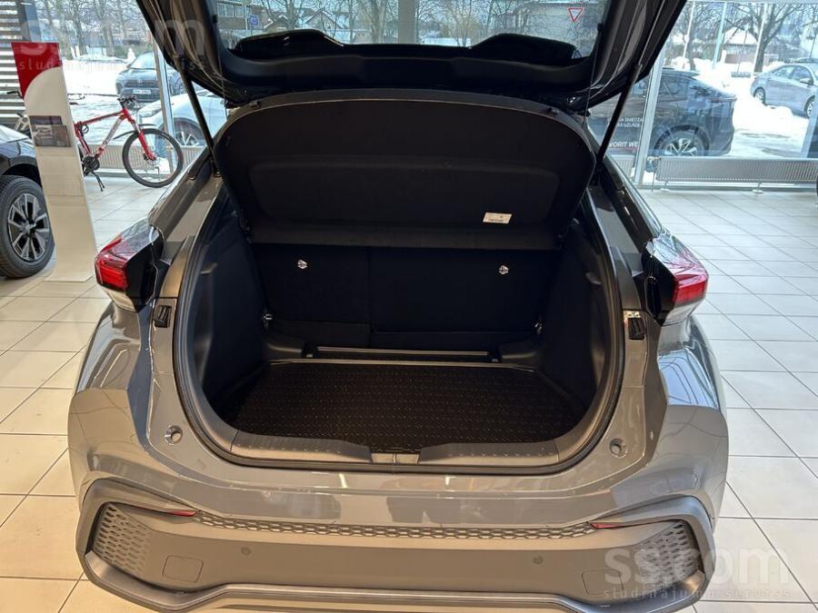 Pelēks Toyota C-HR 2026 Ventspils, ar dzinēja tilpumu 1.80 L un nobraukumu 10 tūkst. km par 34580 €, foto 9 vietnē AUTOMOTO.COM.LV