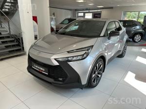 Pelēks Toyota C-HR 2026 Jēkabpils, ar dzinēja tilpumu 1.80 L un nobraukumu 0 tūkst. km par 30990 €, foto 1 vietnē AUTOMOTO.COM.LV