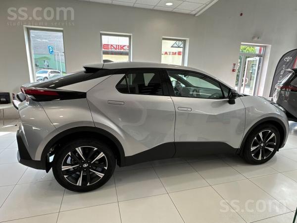 Pelēks Toyota C-HR 2026 Jēkabpils, ar dzinēja tilpumu 1.80 L un nobraukumu 0 tūkst. km par 30990 €, foto 3 vietnē AUTOMOTO.COM.LV