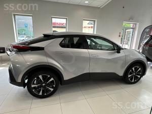 Pelēks Toyota C-HR 2026 Jēkabpils, ar dzinēja tilpumu 1.80 L un nobraukumu 0 tūkst. km par 30990 €, foto 4 vietnē AUTOMOTO.COM.LV